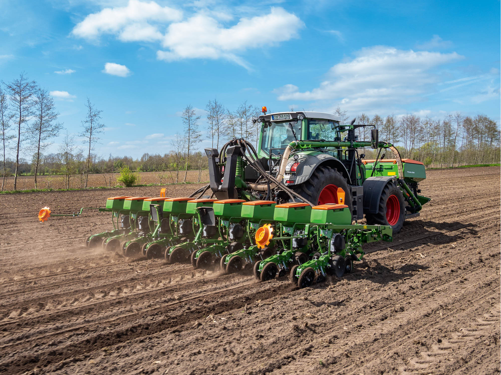 Folding, linkage-mounted Precea with mounted front hopper: 7 to 12 rows ...