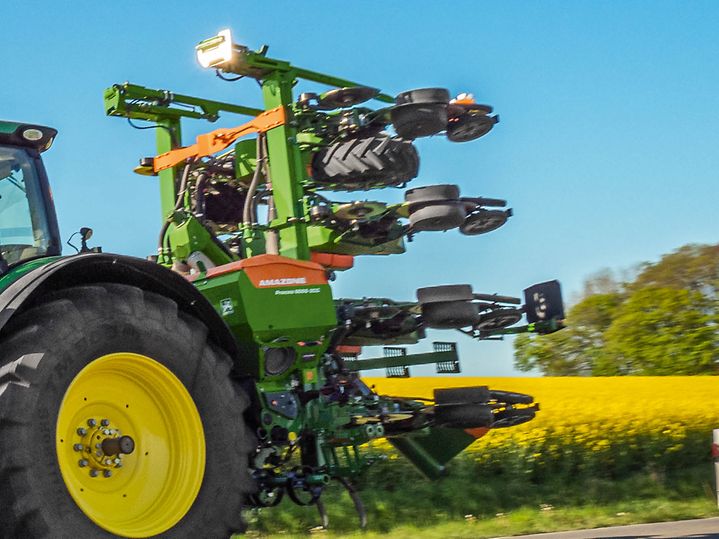 With a transport width of 3 m, the folding Precea 6000-2CC is also safe ...