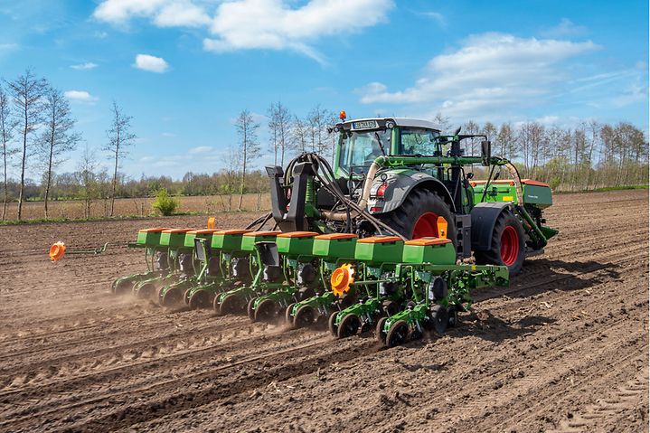 Folding, linkage-mounted Precea with mounted front hopper: 7 to 12 rows ...